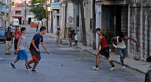 Giocare a pallone in strada è reato: ordinanza shock a Capaci - Alghero Eco