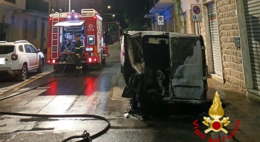 Furgone in fiamme nella notte ad Alghero - Alghero Eco Furgone in fiamme nella notte ad Alghero - Alghero Eco