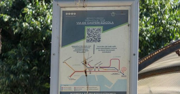 Bus ad Alghero, l'orario è sul QR code ma a due metri d'altezza: «Così ...